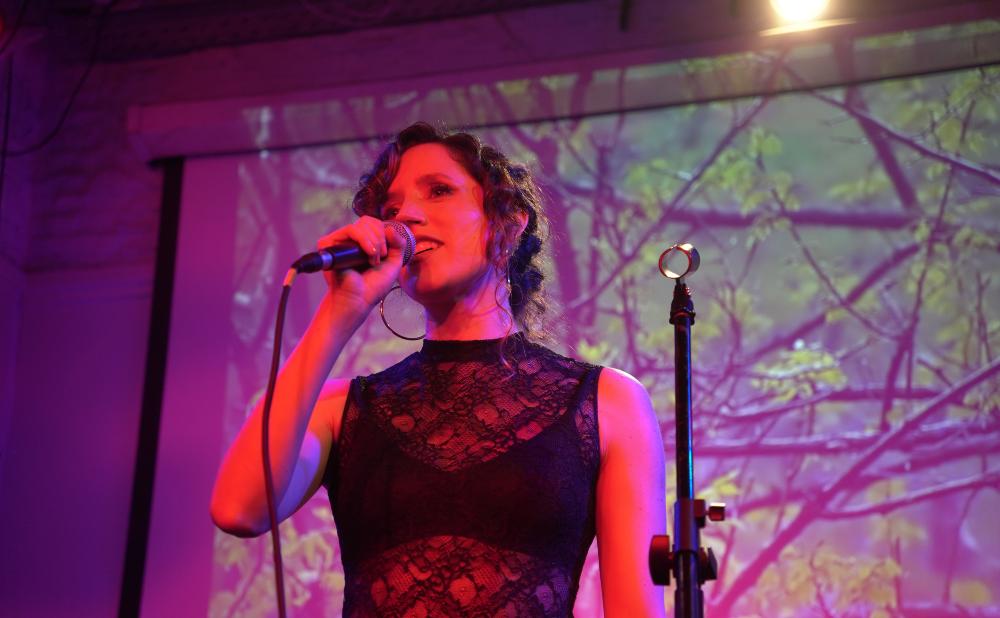 Bárbara Becker Encuentra su Voz con Nueva Música y un Espíritu Juguetón